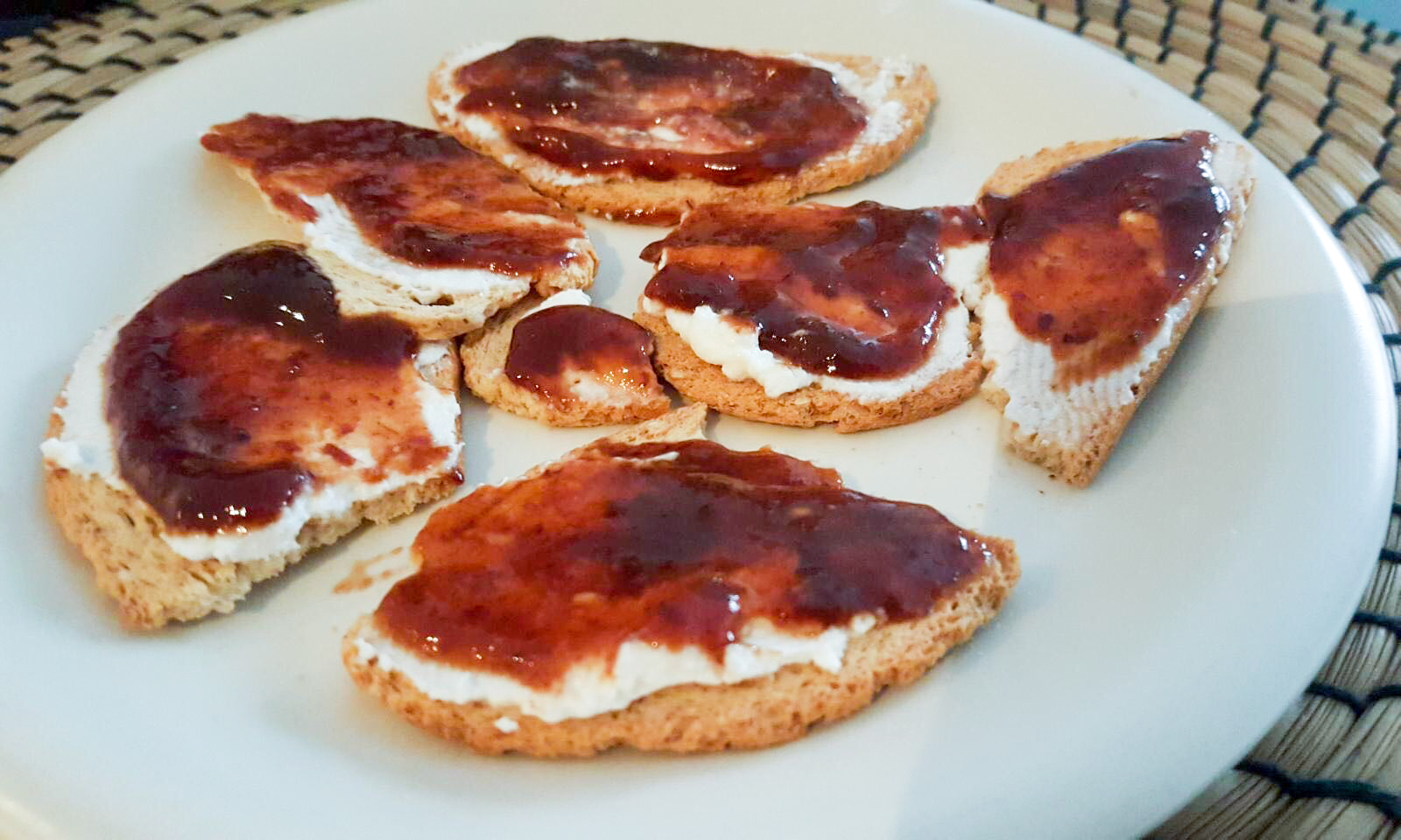 Pane, ricotta e marmellata più spremuta di melograno - SmilEat di ...